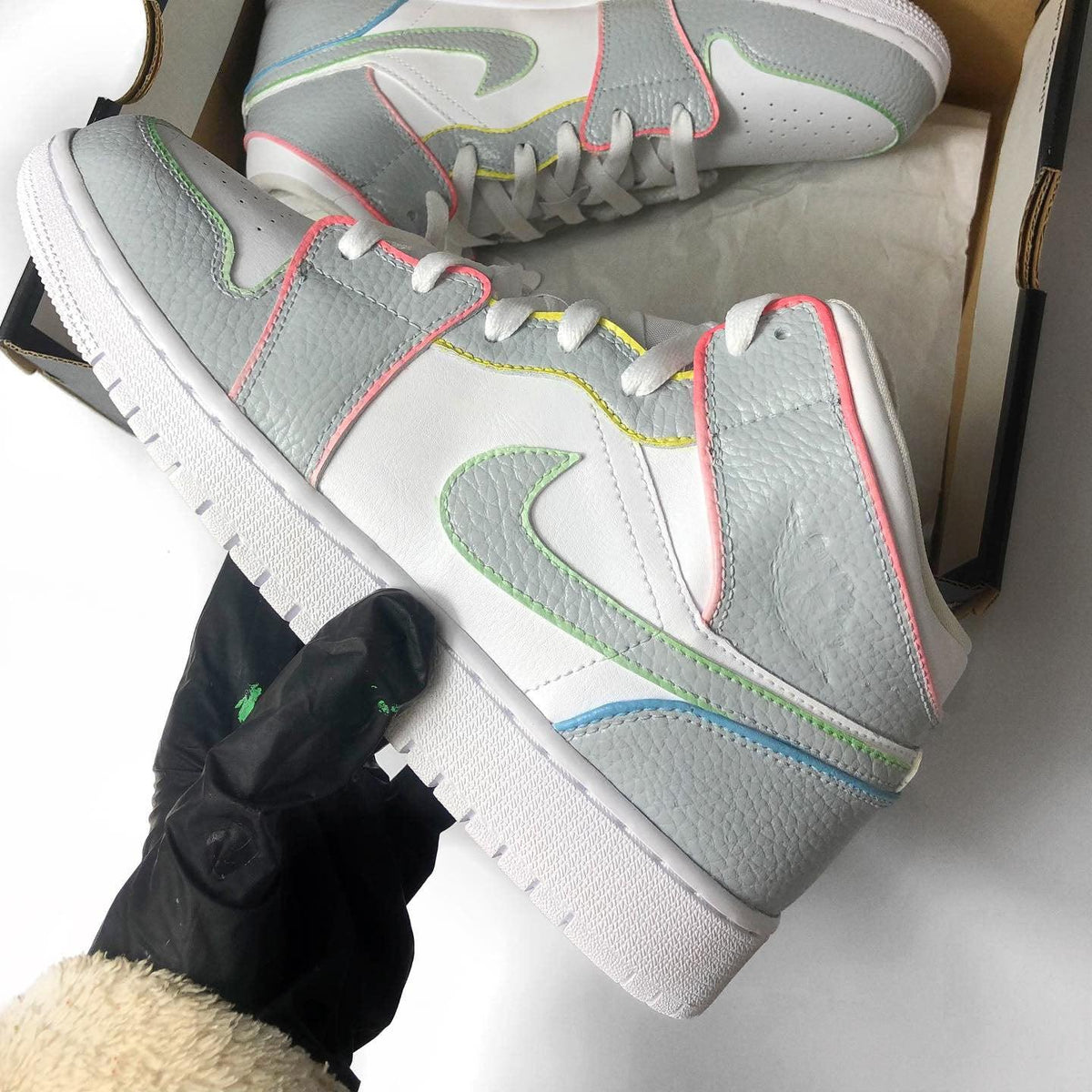 Custom Air Jordan 1 Mids Outlines 🤍 – oicustom